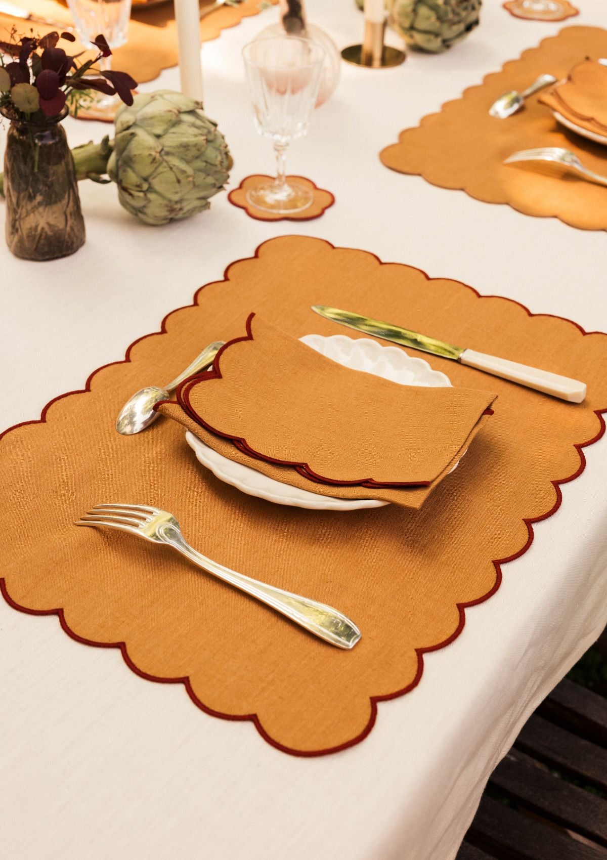 Les sets de table rectangulaires festonnés en lin Ocre jaune & Tomette
