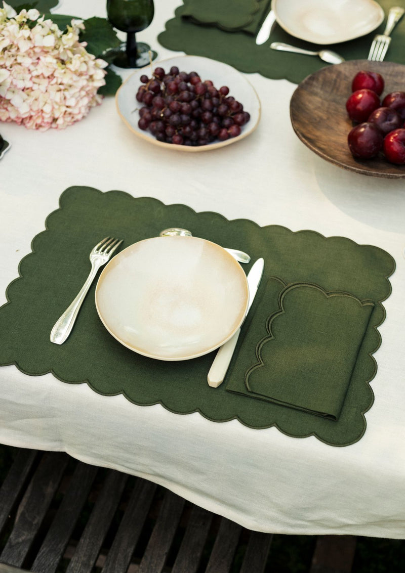 Les sets de table ronds festonnés en lin Vert forêt & Blanc